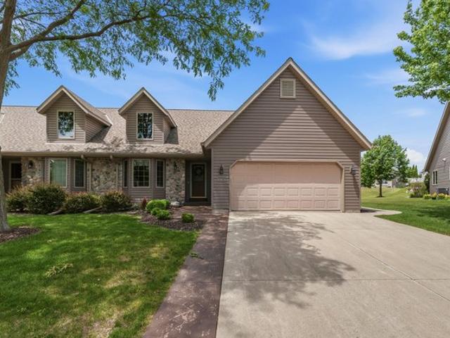 W203N16151 Pin Oak Cir, Jackson, WI 53037