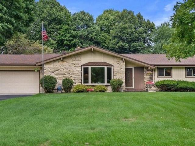 W215N10105 Hickory Dr, Germantown, WI 53017