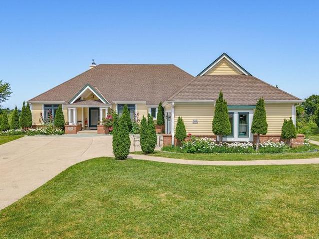 W225N3524 Wethersfield Rd, Pewaukee, WI 53072