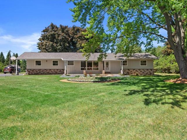 W226N8041 Longview Dr, Waukesha, WI 53089