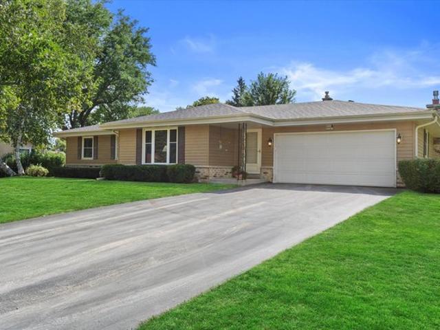 W222N2281 Glenwood Ln, Pewaukee, WI 53186