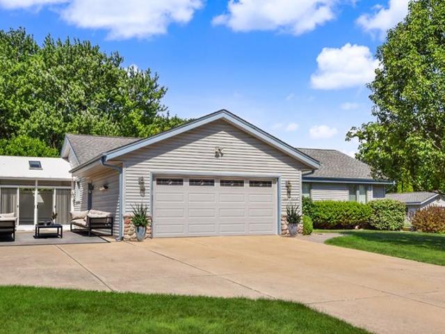 W236N7179 Meadow Ln, Sussex, WI 53089