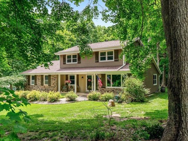 W254N9301 Bittersweet Dr, Lisbon, WI 53089