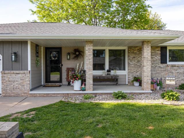W2593 colonial court