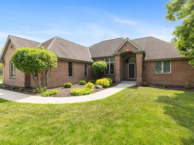 W260N2961 Steeplechase Dr, Pewaukee, WI 53072