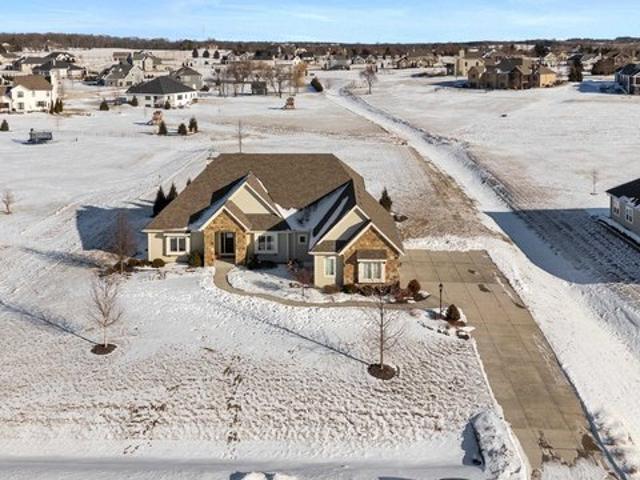W278N8854 Twin Pines Cir, Hartland, WI 53029