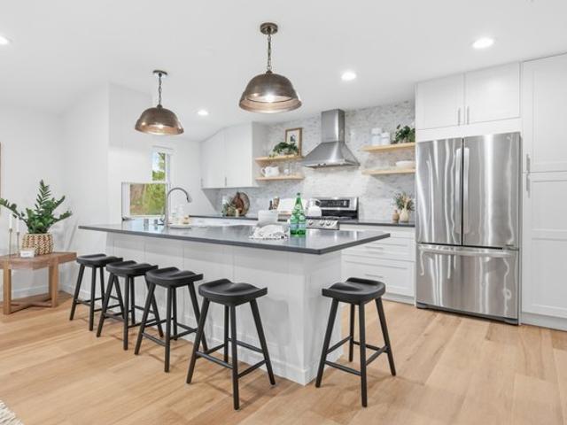 W332N5425 Solveson Dr, Merton, WI 53058