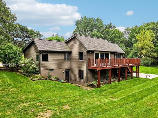 W333S221 Glen Oaks Dr, Delafield, WI 53018