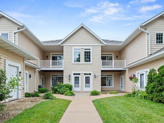 W398N5953 Autumn Woods Dr, Oconomowoc, WI 53066