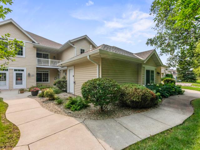 W398N6071 Autumn Woods Dr