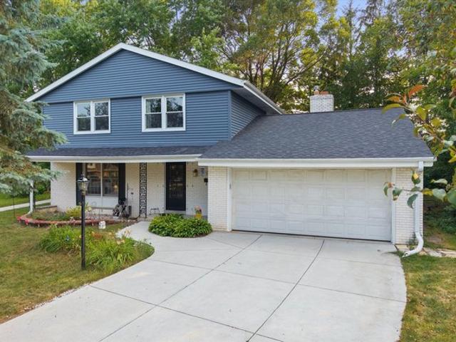 W53N849 Castle Ct, Cedarburg, WI 53012