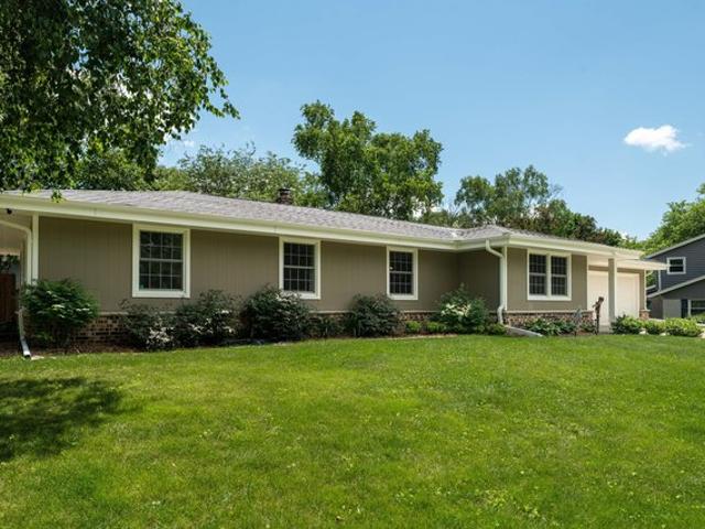 W56N850 N Meadow Ct, Cedarburg, WI 53012