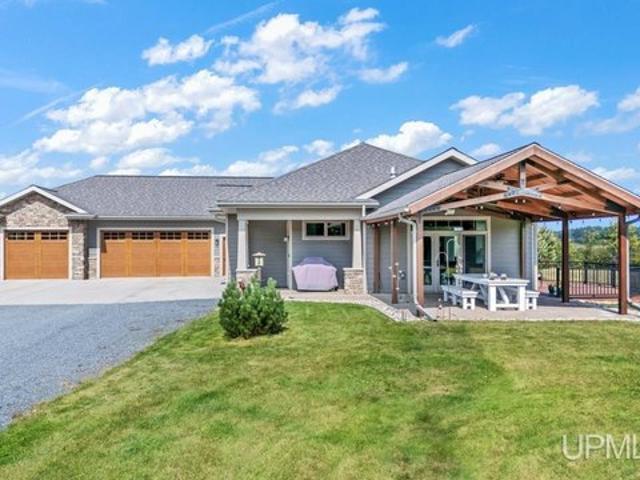 W6720 Maplewood Dr, Iron Mountain, MI 49801