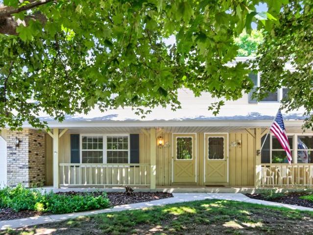 W71N1044 Hampton Ave, Cedarburg, WI 53012