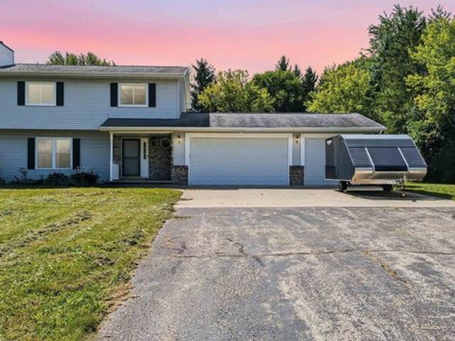W9355 Country Cove Ln, Hortonville, WI 54944
