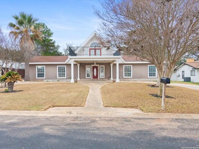 W Malone Dr, Devine, Home For Sale