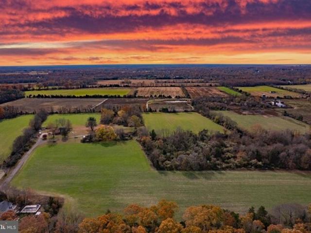 W Millstream Rd, Cream Ridge, Farm House For