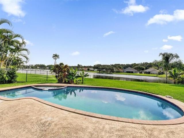 W Oak Knoll Cir, Davie, Home For Sale
