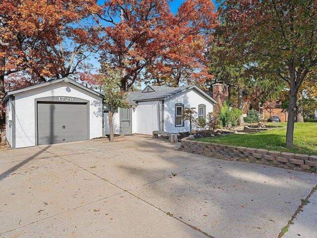 W Oakley Park Rd, Commerce Township, Home For Sale