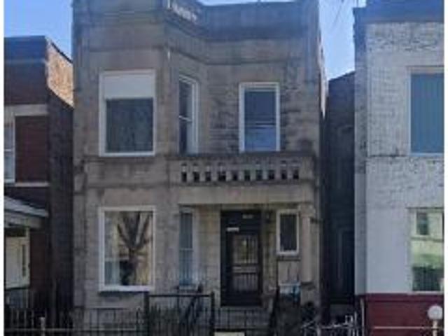 W Adams St