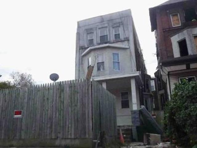 W Erie Ave