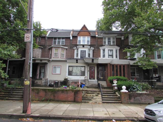 W Erie Ave