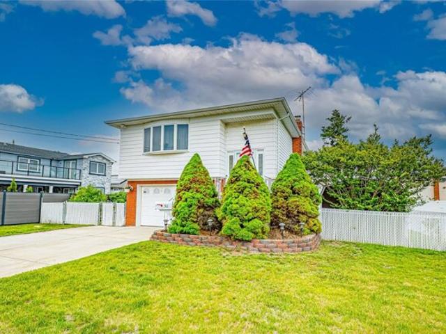 W Hampton Rd, Lindenhurst, Home For Sale