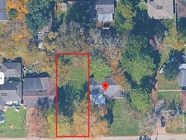 W Lang St, Alvin, TX 77511