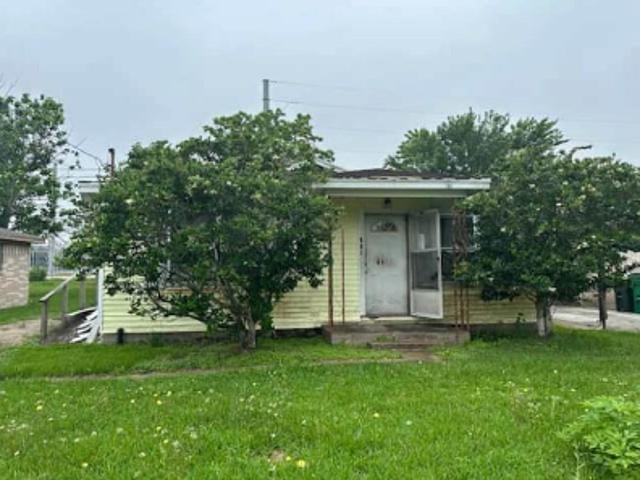 W Live Oak St