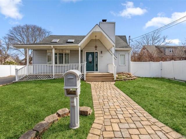 W Rd St, Ronkonkoma, Home For Sale