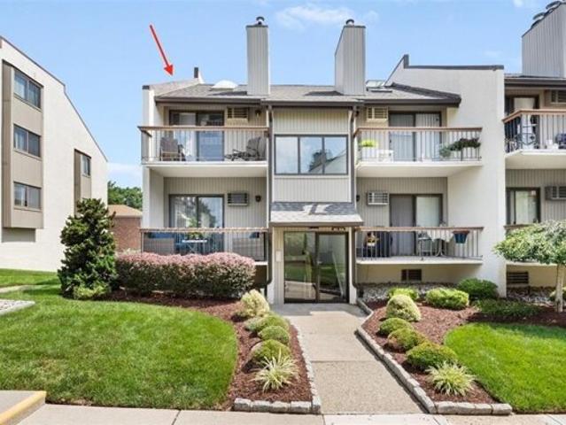 W Ridge Mews, Wood Ridge, Condo For Sale