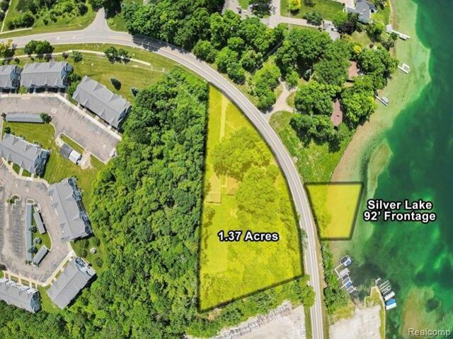 W Silver Lake Rd, Fenton, Home For Sale