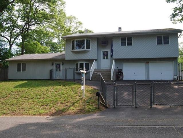 W Th St, Ronkonkoma, Home For Sale