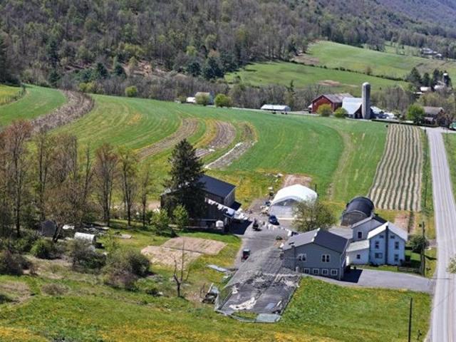W Winter Rd, Loganton, Farm House For