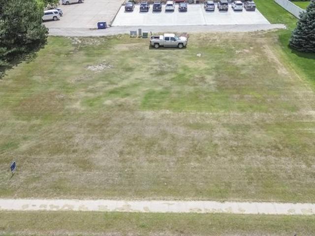 W 15th Ave, Holdrege, NE 68949