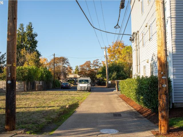 W 15th Olive Alley
