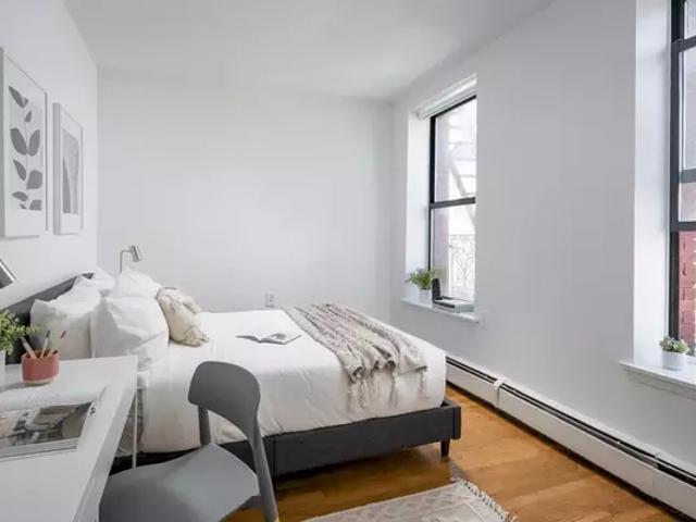 W 112th St