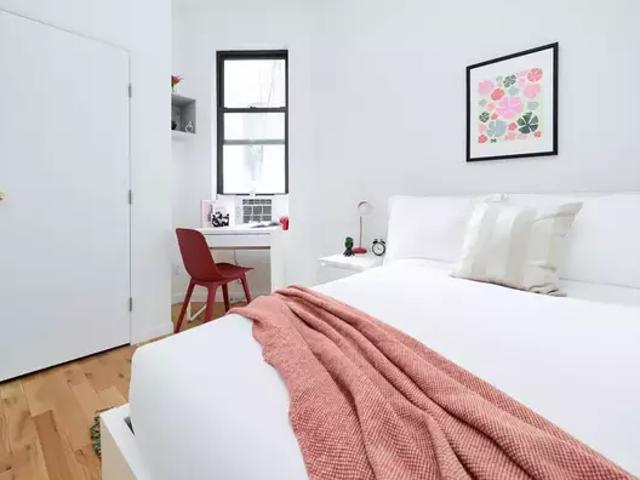 W 42nd St #760