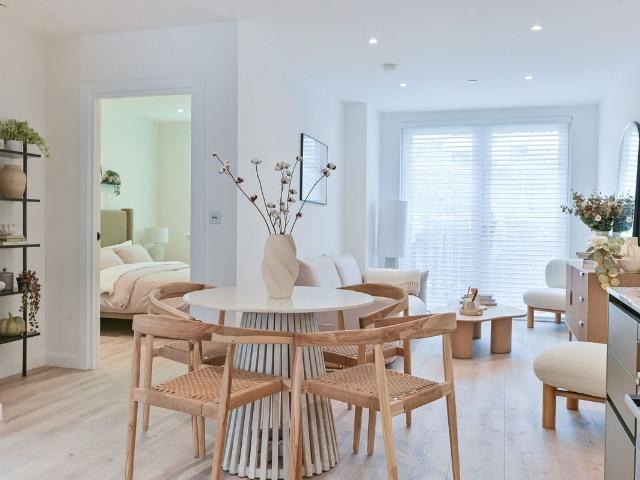 Wandle Place, Earlsfield, Wimbledon SW18, 2 bed flat to rent, £3,200 pcm | PrimeLocation
