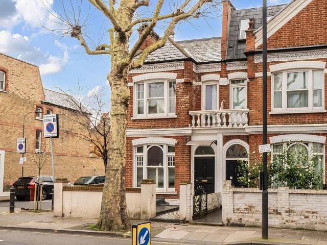 Wandsworth Bridge Road, Fulham. 2 bed terraced house to rent £3,467 pcm £800 pw
