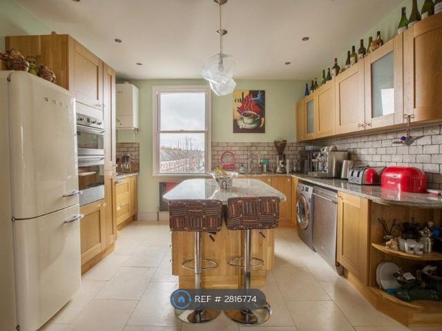Wandsworth Common Westside, London SW18, Room to rent, £1,200 pcm | PrimeLocation