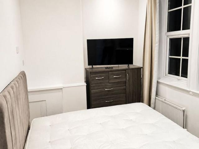 Wandsworth High Street, London SW18, Studio to rent, £1,275 pcm | PrimeLocation
