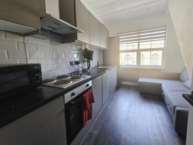 Wandsworth High Street, London SW18 2 bed flat to rent £2,300 pcm £531 pw