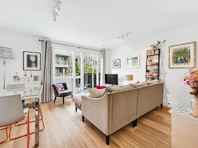 Wandsworth High Street, SW18 2 bed flat to rent £3,500 pcm £808 pw