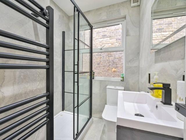 Wandsworth High Street, Wandsworth. 2 bed flat to rent £3,595 pcm £830 pw