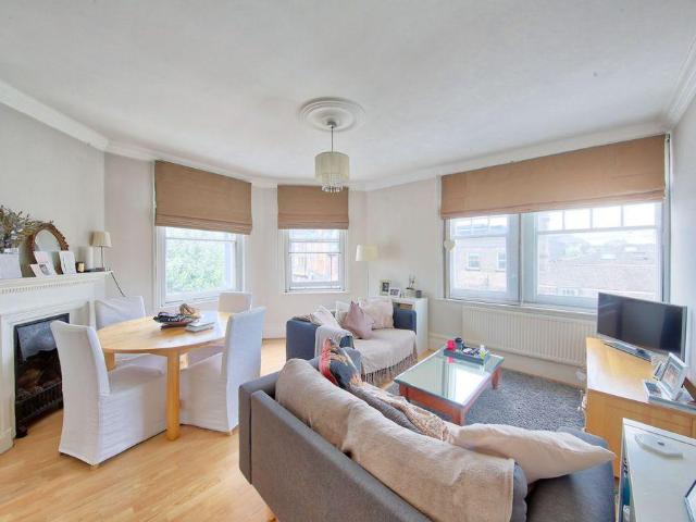 Wandsworth High Street, Wandsworth, SW18 3 bed apartment to rent £3,000 pcm £692 pw