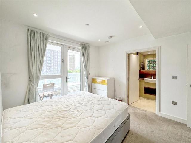 Wandsworth Road, Brent House, SW8 2 bed flat to rent £3,500 pcm £808 pw