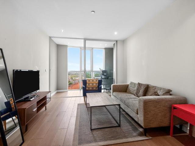 Wandsworth Road, London, SW8 1 bed apartment to rent £2,900 pcm £669 pw