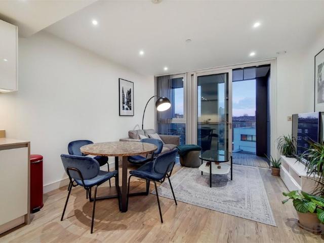 Wandsworth Road, London, SW8 1 bed apartment to rent £2,925 pcm £675 pw
