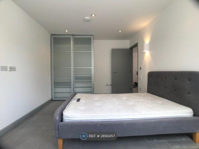 Wandsworth Road, London SW8, 1 bed flat to rent, £1,800 pcm | PrimeLocation